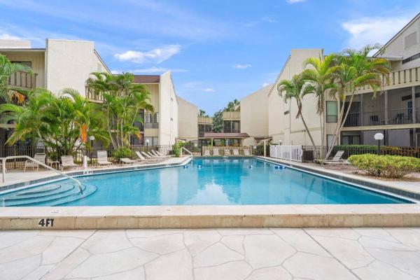 Bay Oaks C Second Floor - Siesta Key, FL