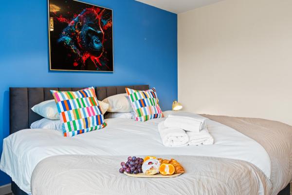 Forest View- Oasis Mural -Didsbury Zen Sleeps 10 - Manchester
