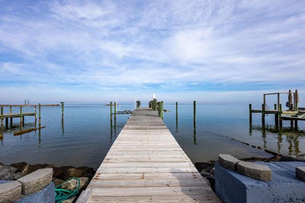 A True Serenity! Coastal Waterfront Retreat, 4 Bedrooms, Private Pier - Colorado