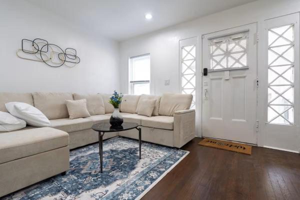 Modern 2-bedroom House With Free Parking And Convenient Location - Evanston, IL