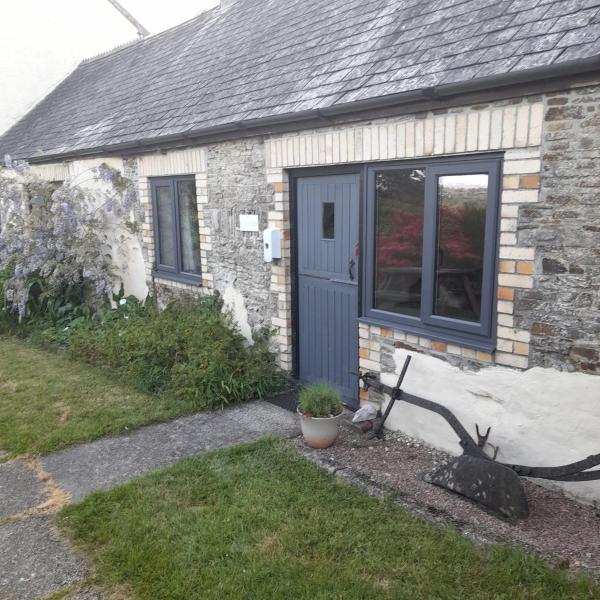 Stable Cottage, Cosy Devon Retreat For Couples Or Small Families With Indoor Heated Pool, Tennis Court, Direct Access To The Tarka Trail For Cycling - Devon