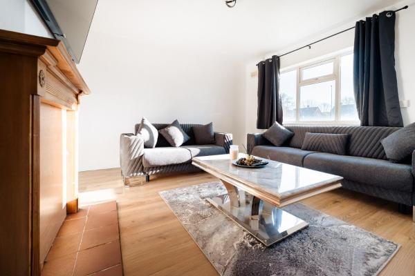 6 Minutes From Heathrow Airport, Sleeps 15, Parking For 2 - Uxbridge