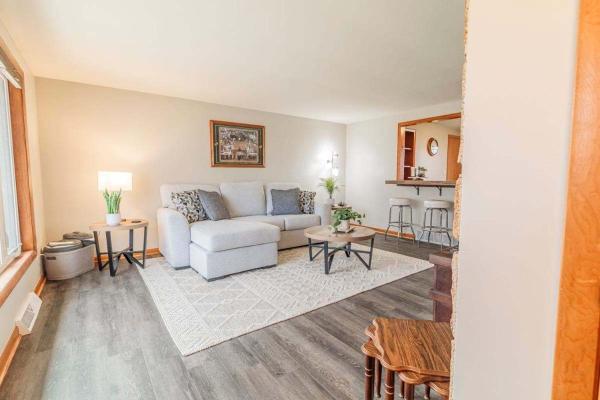 1 Block To Lambeau 3 Br Sleeps 6 Pet-friendly - Green Bay, WI