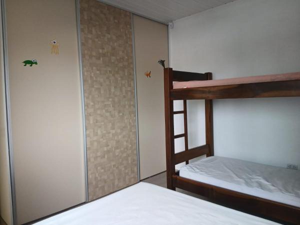 Alugo Lindo Sobrado Com Piscina Em Shangrilá Pontal Do Pr - Paranaguá