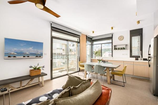 Luxury Beachside 3br With Balcony - Tel-Aviv