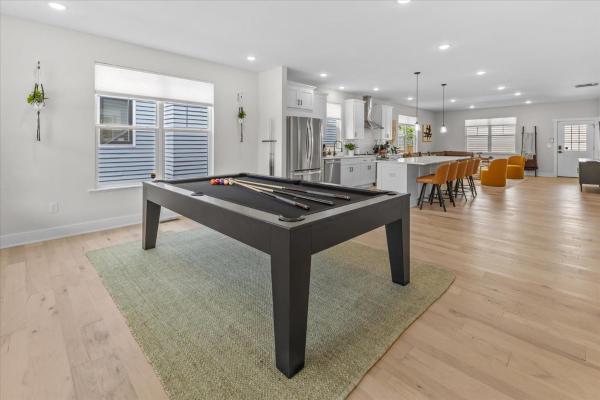 Lux House & Carriage House Furnished For Comfort - Indianapolis, IN