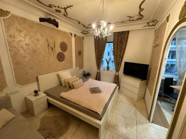 Honor - Extravagance - Linz