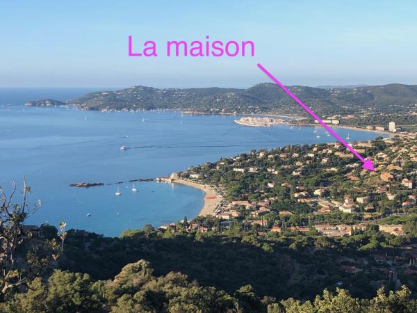 Le Lavandou, Rez De Jardin Dans Villa, 300 M Plages, Vue Mer, 5 Couchages - Le Lavandou