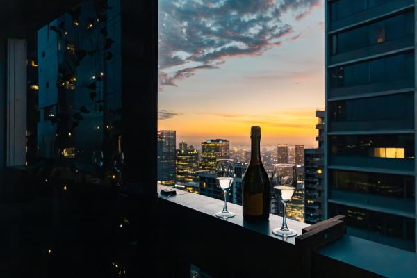 Lux 2br Cbd Apartment With Pool Spa Gym And City Views - Williamstown