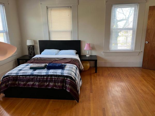 Spacious 1br, 2nd Floor, Near T, Free Parking - Newton, MA
