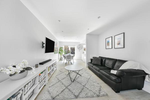 Spacious And Elegant Home With A Beautiful Garden - 그리니치