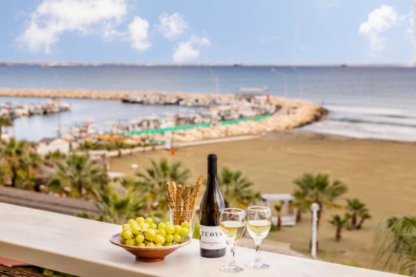 Mackenzie Beachfront Suite - Larnaca