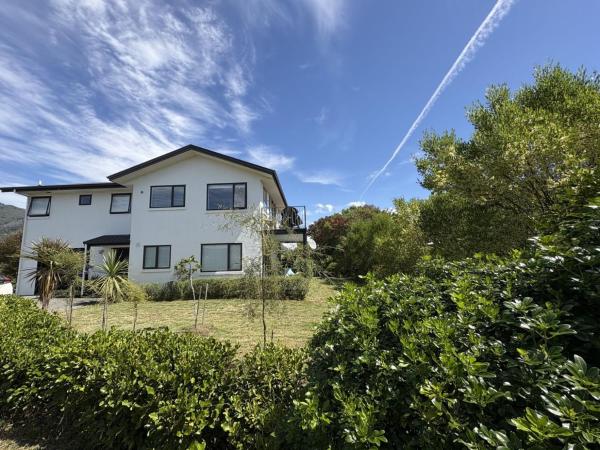 Pohara Escape - Bright Interiors & Scenic Views - Tākaka