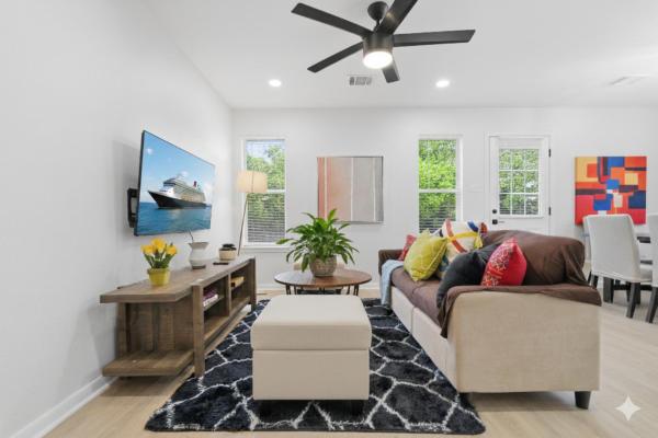 2025 Two-story 4br Home King Beds, Ensuite Baths & Big Yard Walk To Ut - Austin, TX