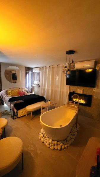 Cannes Suite Love Room Luxe Avec Baignoire, Piscine Bord De Mer - Mandelieu-La Napoule