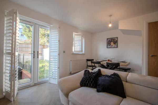 Modern 2-bed House In Swinton - Private Parking - Bury