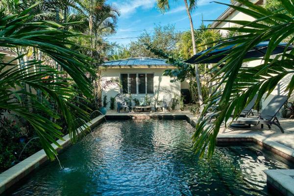 Charming Studio W Pool One Mile To Beach Pets Welcome - Lake Worth, FL