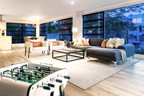 Stunning Modern Glass Wall Penthouse, City Centre - Leicester