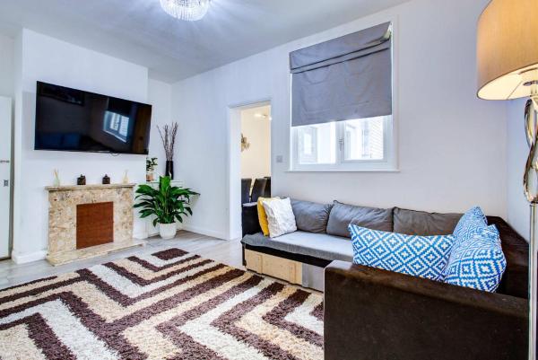 Newly Refurbished 3 Bed 2.5 Bath House In Staines - LEGOLAND Windsor Resort