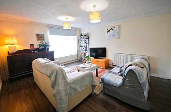 Spacious 3 Bedroom Home Ample Parking Near Shops - Hampshire