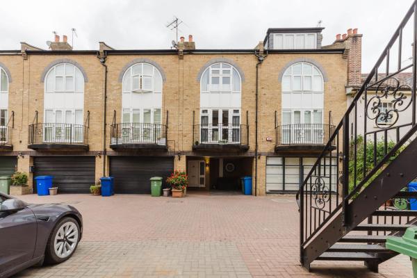 Stylish 3-bed Lambeth Apartment Moments From Westminster & Brixton - London