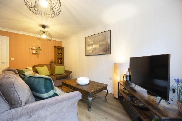 Modern 4 Bed Home With Parking Close To Town - Tewkesbury