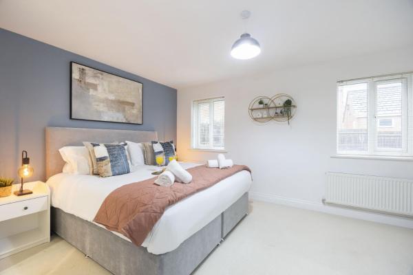 Modern 4 Bed Home With Parking Close To Town - Cheltenham