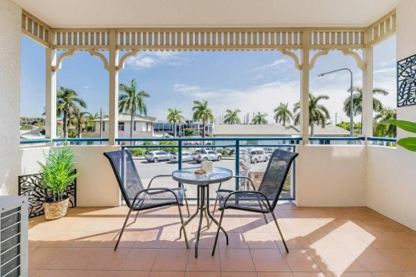 Coastal Breeze Apartment - Steps Away From City Stadium & Ferry Townsville - Magnetic Island