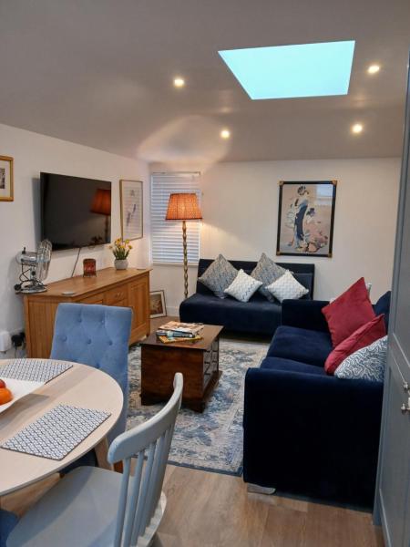 Luxury 1 Bed Apartment Close To Airport And Exhibition Centre Ideal For Short Long Term Stays Very Cosy Nicely Furnished For Comfort With All Mod Cons Freeparking On Site Free Wifi - Farnham