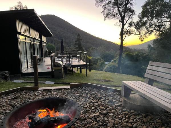 Sunset View House - Rustic Outdoor Bathhouse, Walk To Town - Warburton