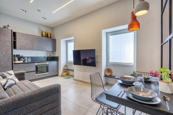 Stylish 1-bedroom Apartment Just 5 Minutes From Valletta By Ferry - Valletta