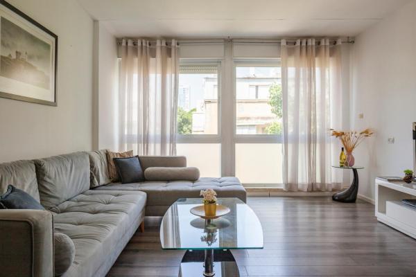 Big Apartment Next To Gordon Beach Plus Free Parking - Tel-Aviv