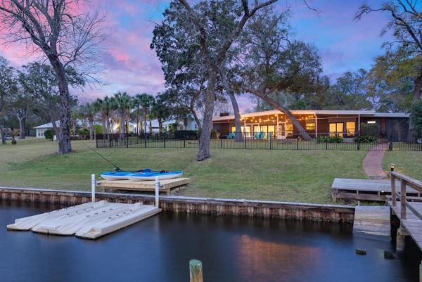 The Ancker Boat House - Waterfront On The Bayou - Fort Walton Beach, FL