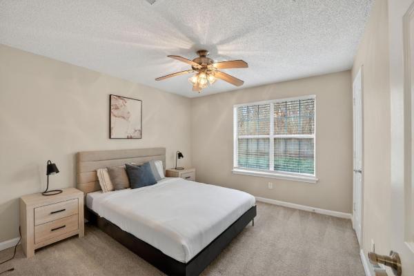 Stylish 2br2ba With Room To Unwind - Stockbridge, GA