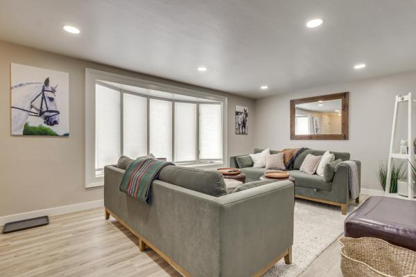3 Blocks To Lambeau Field! Bright Home W/ Yard - Green Bay