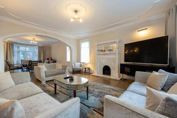 Detached House In Prestwich Sleeps 10 With Parking - Bury