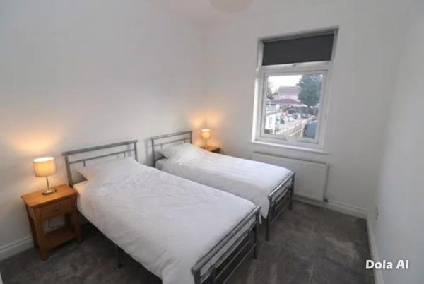 Spacious 3 Bedroom House - Romford