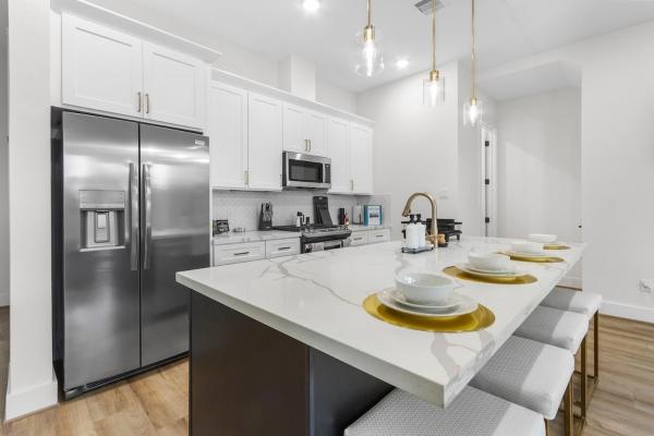 Modern 3 Bedroom 3 Bath Home Near Downtown Houston With Garage - Houston, TX