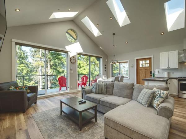 Oceanfront & Amazing Views - Pet Friendly - 2bdrm - Port Renfrew