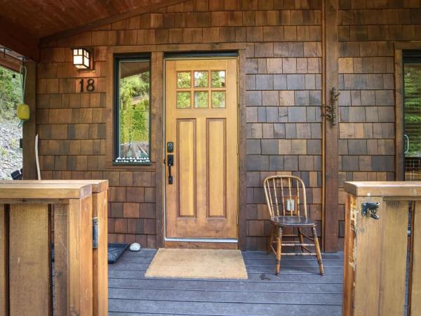 The Rocky Knoll - Garden View - Pet Friendly - Port Renfrew