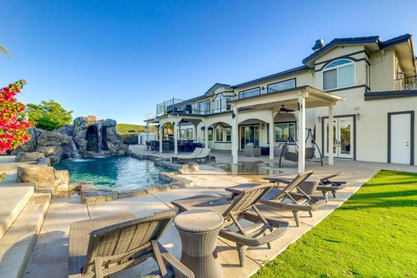 Expansive Riverside Mansion! Luxe, Family Friendly - Perris, CA