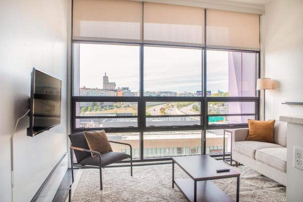 Modern Studio Apt With Rooftop, Gym, And Parking - Sleeps 4 - Greenfield, WI