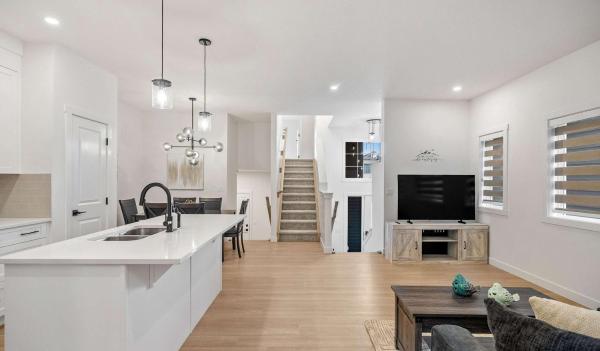 Large 5br Family Home W Kids Play Den & Private Basement Suite Included, Free Banff Pass! - Calgary
