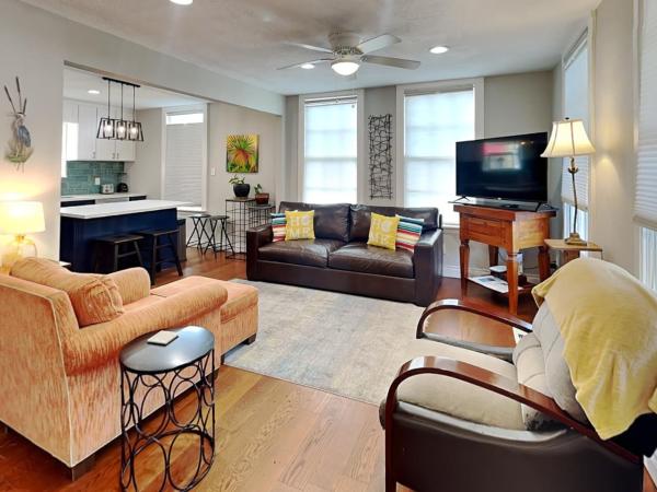 Yellow Belle On Avenue L - Texas