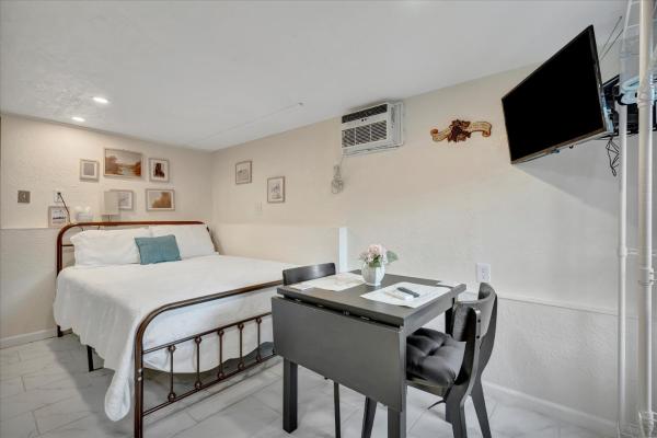 Quiet Studio Near Busch Gardens With Fenced Yard And Bbq - Tampa, FL