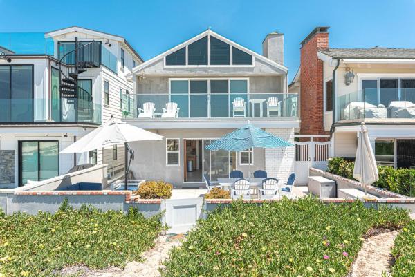 Relaxing 2br Oceanfront W Large Patio, Fire Pit, And Bbq By Beachview Rentals - Huntington Beach, CA