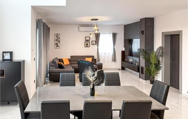 4 Bedroom Luxurious Home In Raslina - Šibenik