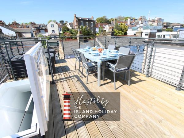 Penderic - 3 Bedroom Cowes Stay With Balcony & Panoramic Solent Views Close To Shops, Cafés, Sailing Clubs & Beach - Robin Hill, Newport