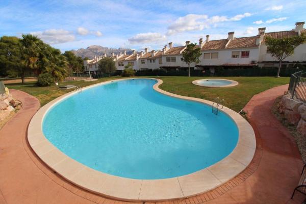 Adosado Con Piscina Comunitaria - Bolulla