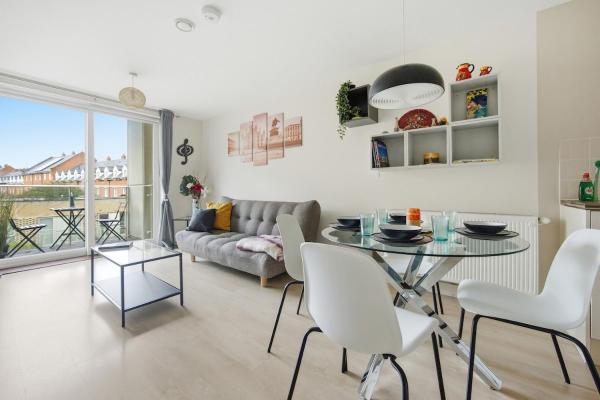 Steps From Train Station - Modern 2-bedroom With Balcony & Cambridge Amenities, Family Friendly - Cambridge Station Road